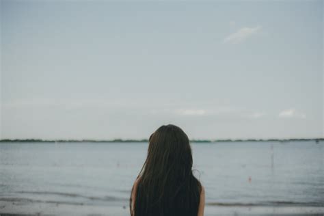 무료 이미지 바닷가 바다 연안 대양 수평선 사람 소녀 여자 햇빛 아침 육지 웨이브 바람 매크로 독주