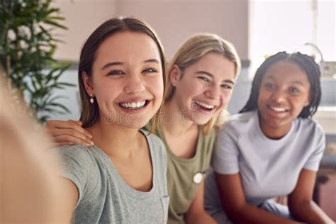 Grupo De Adolescentes Adolescentes Sorridentes E Multiculturais Que Se