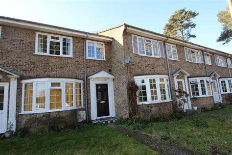 Broomhall End Woking Gu21 3 Bed Terraced House £1 600 Pcm £369 Pw