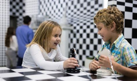 Adolescentes Tentando Sair Da Sala De Escape Estilizada Sob O Tabuleiro