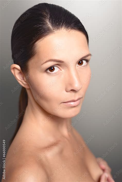 Nackte Frau Bedeckt Ihre Brust Mit Ihren Händen Stock Foto Adobe Stock