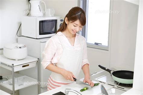 女性 キッチン 料理 写真素材 [ 4554716 ] フォトライブラリー Photolibrary