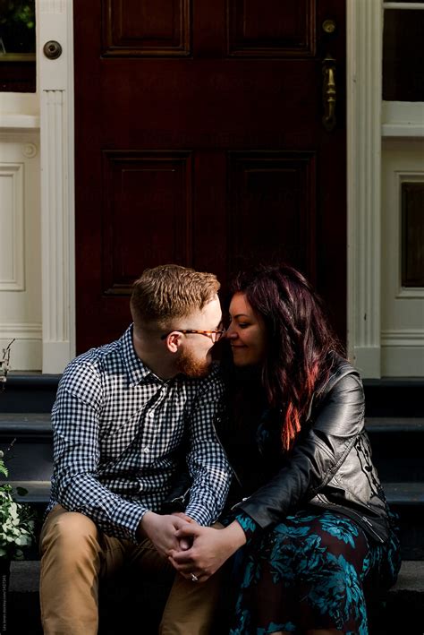 «couple Sitting Down Holding Hands Del Colaborador De Stocksy «lea