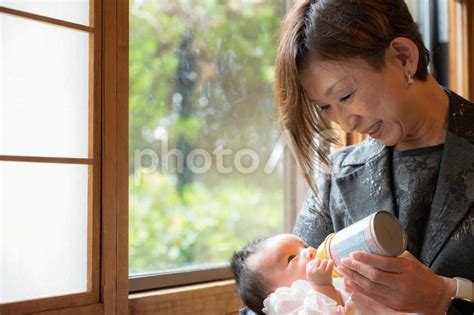 孫を抱っこするお祖母ちゃん その4 No 23949967｜写真素材なら「写真ac」無料（フリー）ダウンロードok
