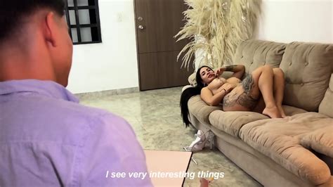 Artista No Puede Contenerse Y Se Masturba Mientras Dibuja Desnuda Las