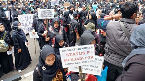 Tuntut Kejelasan Nasib Ratusan Guru Honorer Di Purwakarta Geruduk