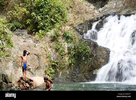 Deux Jeunes Hommes En Cascade Embera Indian Village Le Parc National