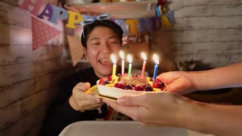 ユイ誕生祭37㊗️バースデー生配信🎉ウーバーでお寿司、蒙古タンメン中本の北極ラーメン＆バースデーチーズケーキ！ Youtube