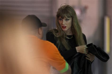 Taylor Swift Makes Decision On New Years Eve Game The Spun