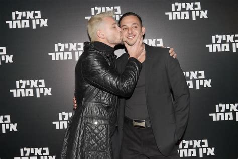 סצנה מסרט מורן רוזנבלט והחברה בנשיקה לוהטת