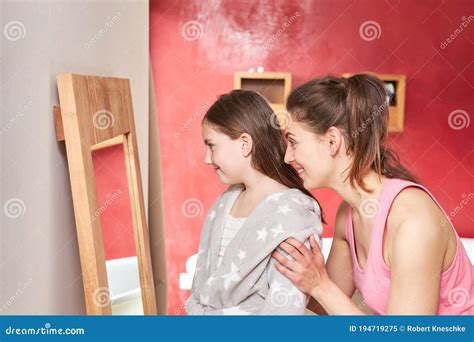 Mor Och Dotter Tittar I Spegeln Fotografering För Bildbyråer Bild Av