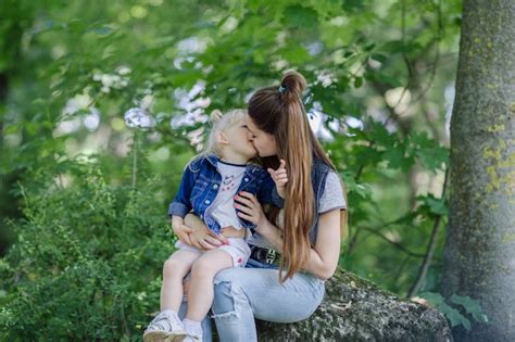 Mère Embrassant Son Fils Blond Dans Sa Bouche Photo Gratuite