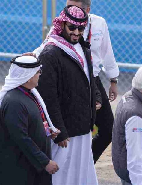 جاكيت ولي العهد ” محمد بن سلمان” يحدث ضجة في السعودية والمفاجأة في سعره