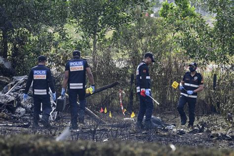 Queda De Avião Em Estrada Da Malásia Mata 10 Pessoas