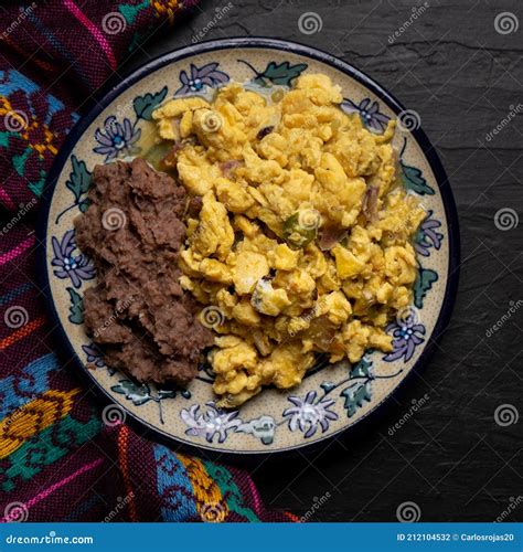 Huevos Revueltos Con Salsa Verde Y Frijoles Refritos Sobre Fondo Oscuro