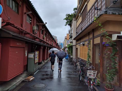 무료 이미지 보행자 도로 거리 골목 시티 도심 여행 산책 우산 색깔 고요한 두 일본 레인 일요일