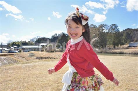 元気な女の子 No 948173｜写真素材なら「写真ac」無料（フリー）ダウンロードok