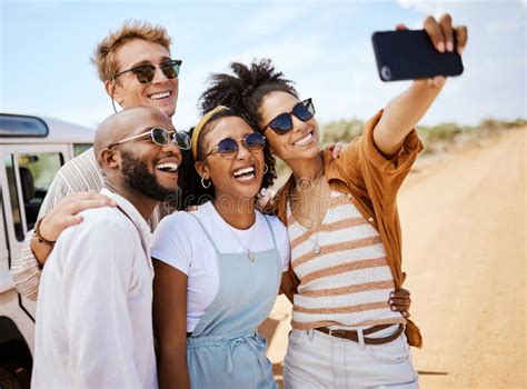 Safari Viagem E Amigos Por Telefone Selfie Para As Redes Sociais Com