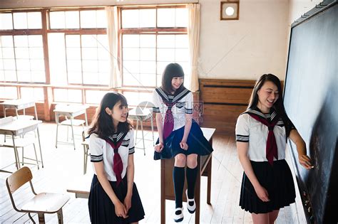 放学后教室里聊天学习的高中女生高清图片下载 正版图片502104331 摄图网