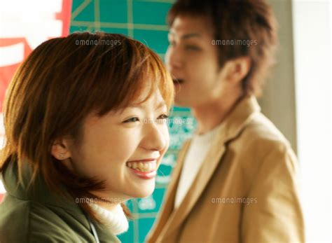笑う日本人の男女[11004009683]の写真素材・イラスト素材｜アマナイメージズ