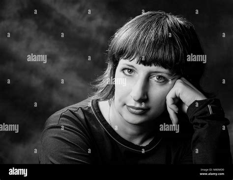 Fotografía Artística En Blanco Y Negro Retrato De La Hermosa Joven