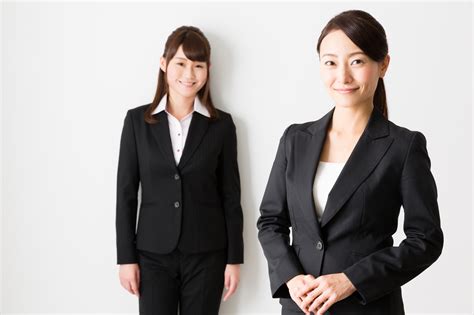 スーツを着た女性 サイエ Cayest