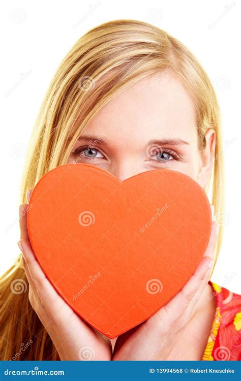 Femme Dans Lamour Avec Le Coeur Rouge Photo Stock Image Du Jour