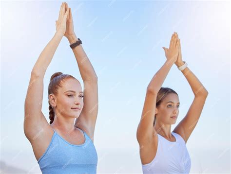 Mujeres Yoga Y Meditación En La Naturaleza Para Relajarse Entrenar Y