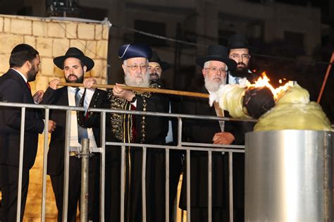 בהשתתפות אלפים הרב יצחק יוסף הדליק את ‘חצר ההילולא • גלריה יוסף