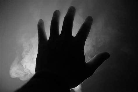 무료 이미지 빛 검정색과 흰색 화이트 연기 손가락 그림자 어둠 검은 단색화 팔 감정 상호 작용 감각