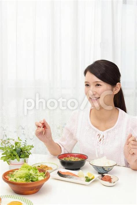 食事を楽しむ女性 No 4005723｜写真素材なら「写真ac」無料（フリー）ダウンロードok