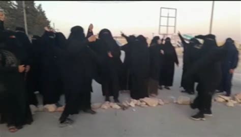 مظاهرة نسائية في ريف إدلب للمطالبة بالإفراج عن المعتقلين استمرار