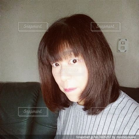 斜めの角度でポーズを取る60歳の女性の写真・画像素材[3926257] Snapmart（スナップマート）