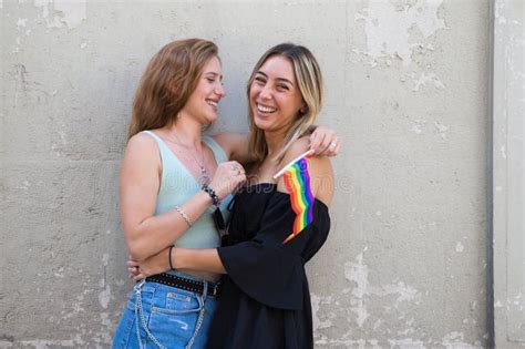 Deux Belles Jeunes Femmes En Vacances Les Femmes Sont Lesbiennes Et