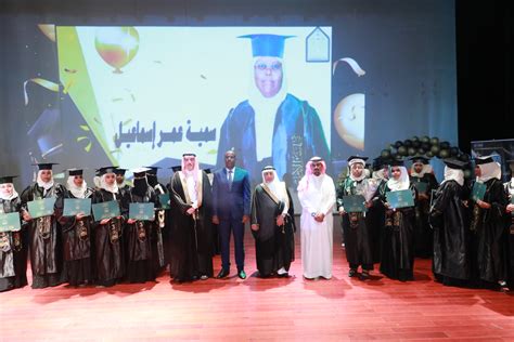 رئيس جامعة الإمام يرعى حفل تخريج الدفعة الرابعة من طلاب وطالبات القسم