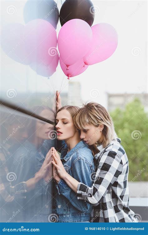 Pares Lesbianos Sensuales Que Abrazan Y Que Sostienen Los Balones De