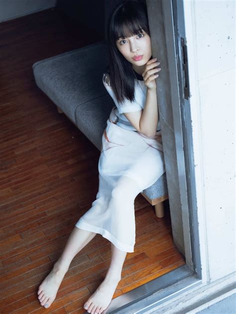 Suzu Hiroses Feet