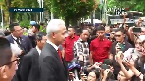 Naik Bus Ganjar Mahfud Tiba Di Mk Hadiri Sidang Perdana Sengketa