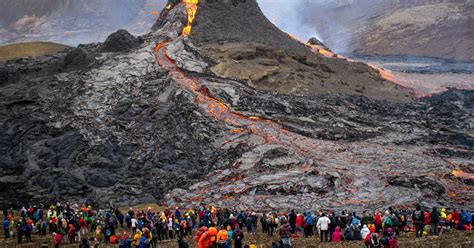 Drone Footage Gets Incredibly Close To Icelandic Volcano Eruption Cnet