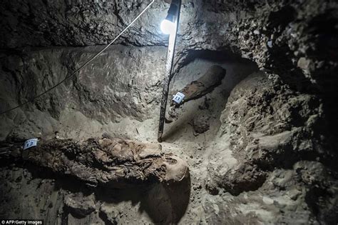 Egyptian Archaeologists Unearth 2 300 Year Old Necropolis Daily Mail