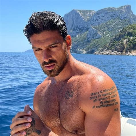 Michele Morrone Estalla Por Filtrarse Fotos Completamente Desnudo En La
