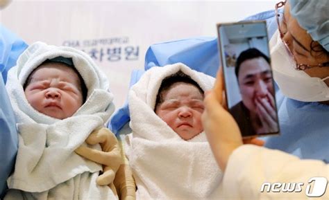 코로나19로 떨어져 있지만…참을수 없는 감동 네이트 뉴스