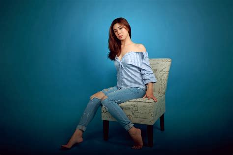 Banco De Imagens Azul Fotografia Sentado Beleza Menina Ombro