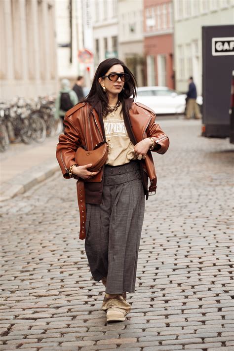 Cómo Llevar Blusas Café Como Experta De Estilo En Febrero 2024 Vogue