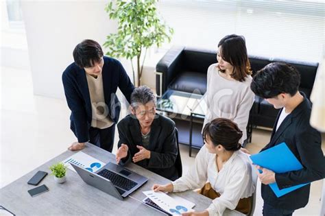 オフィスで働くビジネスパーソン No 23277814｜写真素材なら「写真ac」無料（フリー）ダウンロードok