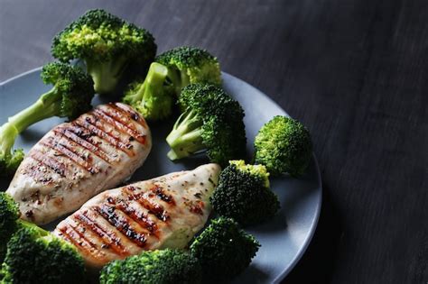 Peito De Frango Grelhado Com Brócolis Foto Grátis