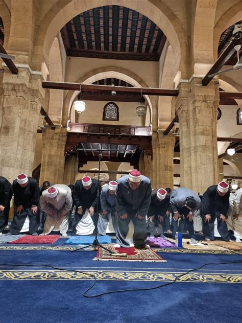 آلاف المصلين من مختلِف جنسيات العالم يؤدون صلاة العشاء والتراويح