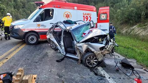 Colisão Frontal Entre Dois Veículos Deixa Uma Pessoa Morta E Quatro