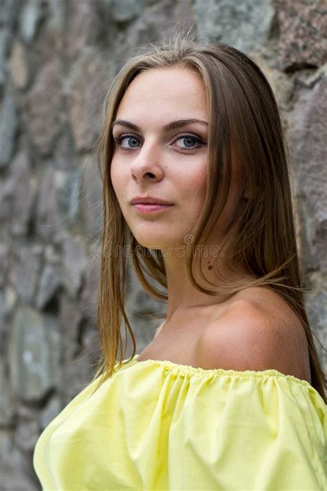 Retrato De La Mujer Joven De Moda Sensual En El Vestido Amarillo Al