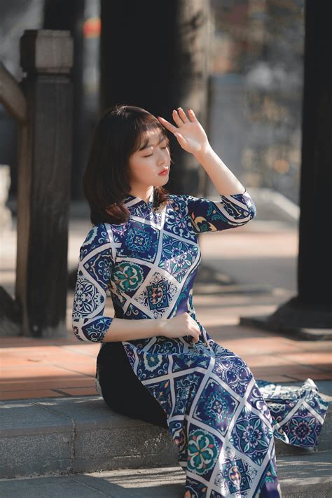 낮 동안 보도에 앉아 파란색과 흰색 긴 소매 셔츠를 입은 여자 사진 Unsplash의 무료 타이 응우옌 이미지
